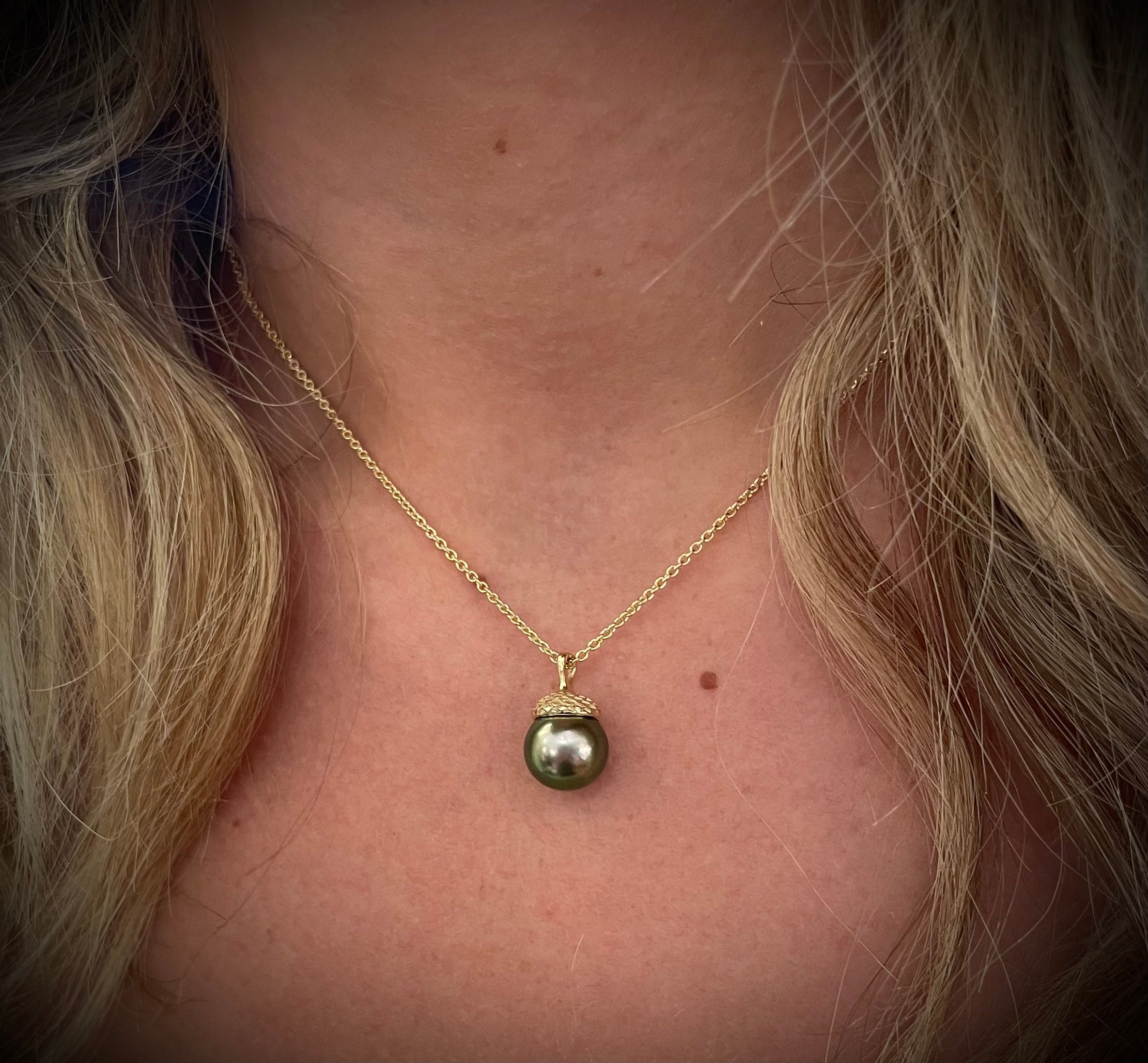 Lille agerntop i 14 karat guld m. grøn Tahitiperle 11 mm. dia ...